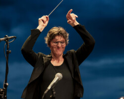 Pressematerial Elisabeth Fuchs - Philharmonie Salzburg