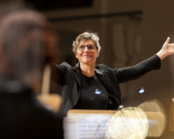 Pressematerial Elisabeth Fuchs - Philharmonie Salzburg