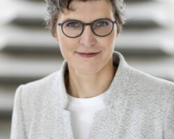 Pressematerial Elisabeth Fuchs - Philharmonie Salzburg